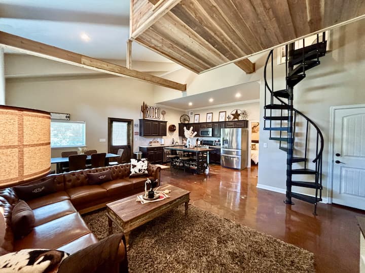 The Vine:luxurious Barndominium On Vineyard Estate - New Ulm, TX
