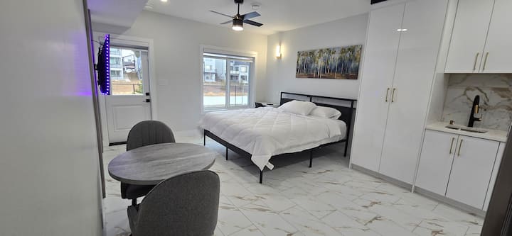 Modern Luxury King Suite |Pond View | Near Airport - Beaumont