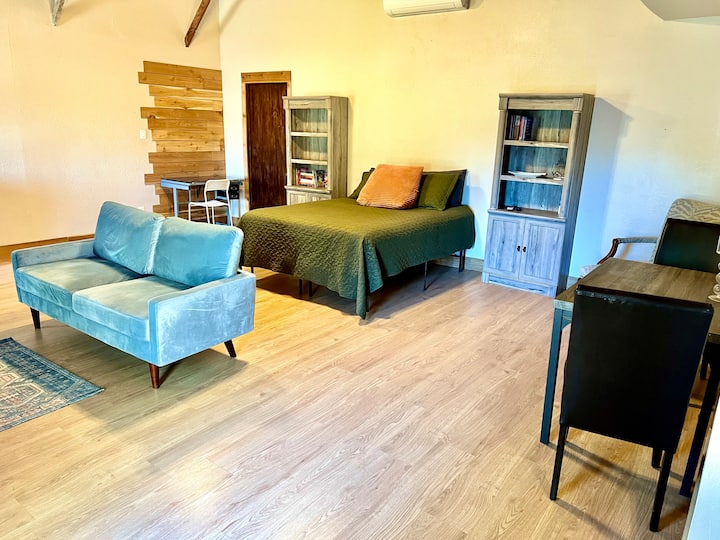 Sleeps 2/ 25 Min From Iah & Downtown - Houston, TX