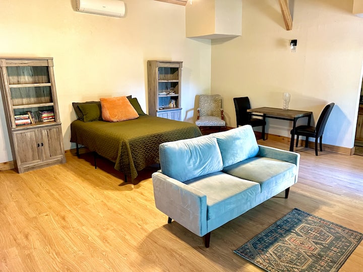 Sleeps 2/ 25 Min From Iah & Downtown - Houston, TX