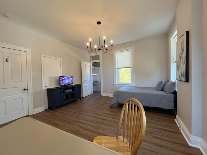 Comfort Spacious Room With Tv 3.0 - St. Louis, MO