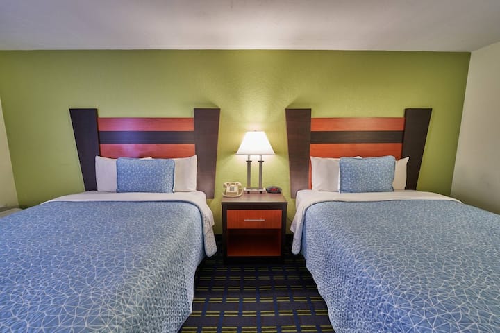 2 Family-friendly Rooms! Indoor Pool, Breakfast! - Dennis, MA