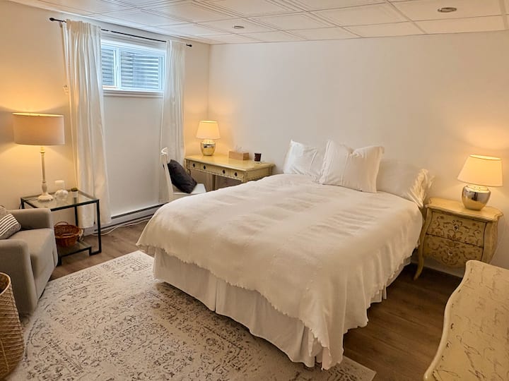 Cozy Den W/ Private Workspace & Bathroom - Beloeil