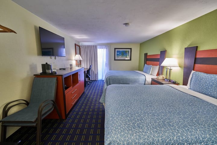 Minutes To The Beach! 4 Units, Pool, Breakfast! - Dennis, MA