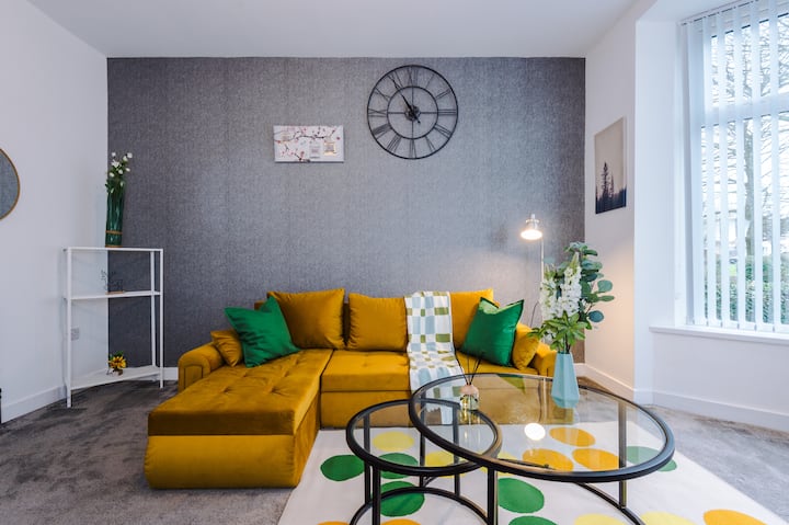 Long-stay Friendly Home With Cinema & Hot Tub - Rochdale