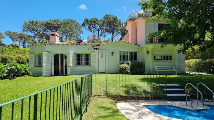 Chalet Con Piscina Climatizada En Cantegril - Punta del Este
