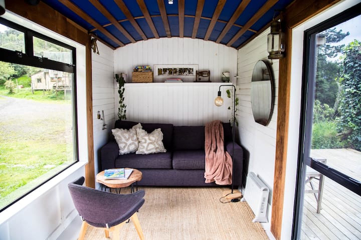 Train Stay With Epic River Views And Outdoor Baths - Paeroa