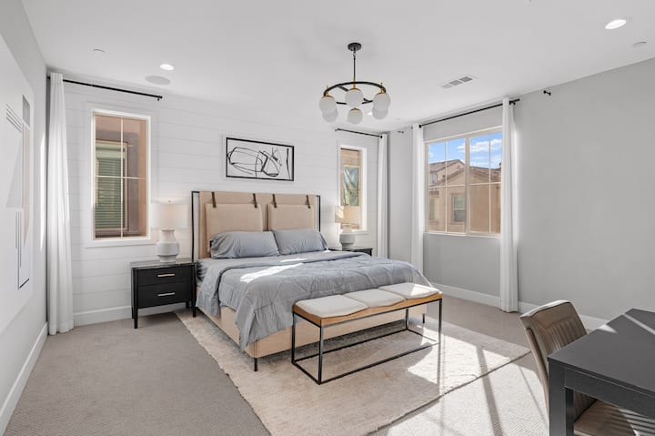 Ideal Modern Style Home 4bd/3ba - Chino Hills, CA