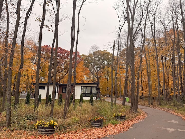 Peaceful Woodland Escape With Hot Tub & Lake Path - Big Bend, WI