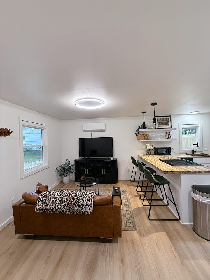 Cozy New Build Centrally Located By Mercy Hospital - Springfield, MO