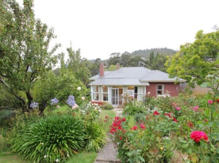 Charming Sandy Bay Retreat, Near Utas, 3 Bathrooms - 호바트