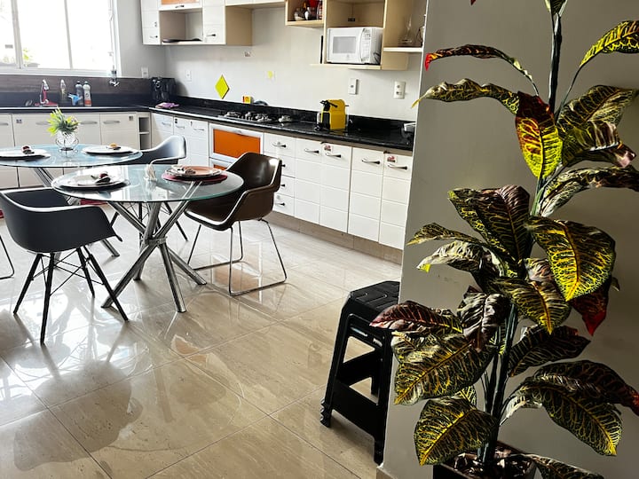 Casa Inteira Centro/garagem/segura/vila Planalto - Brasília
