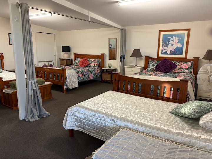 Open Plan With 2 X Queen And 2 X King Single Beds. - Tamworth