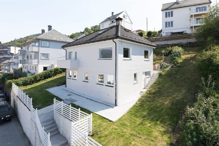 Flott Rom Med Balkong - Bergen, Noruega