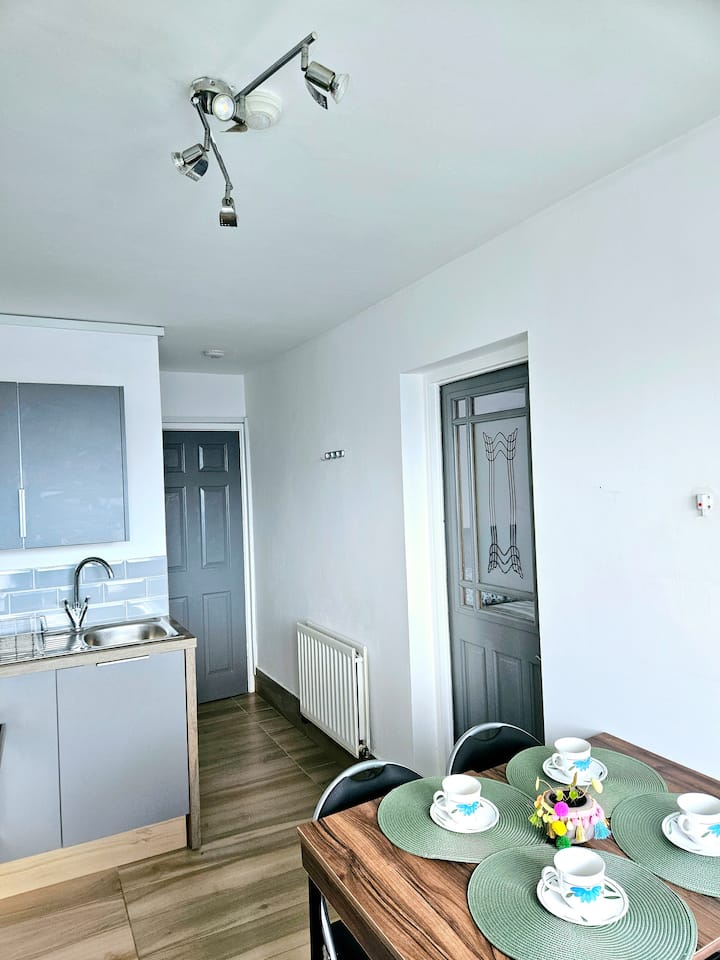 1 Bedroom Apartment In Poole - Poole