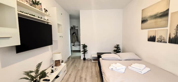 Single Room Perfect For Single Or Couples! - Chiajna