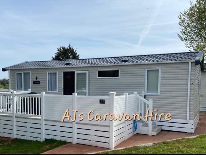 L32 - 2 Bed Luxury Caravan With Hot Tub On Decking - Totnes