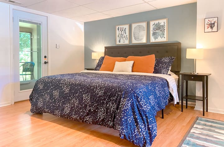Spacious, Garden Suite W/ Private Porch - Asheville, NC