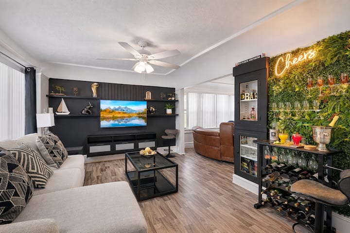 Stylish Home W/ Bar | Coffee Room | 4 King Beds - Milwaukee