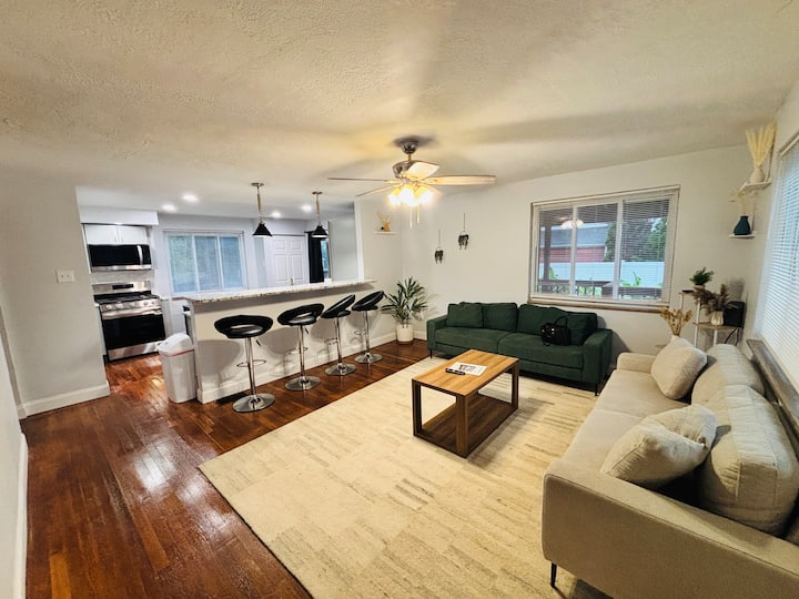 3br Home W/ Pool, Deck, Scenery, Near Pittsburgh - Black Widow, West Mifflin