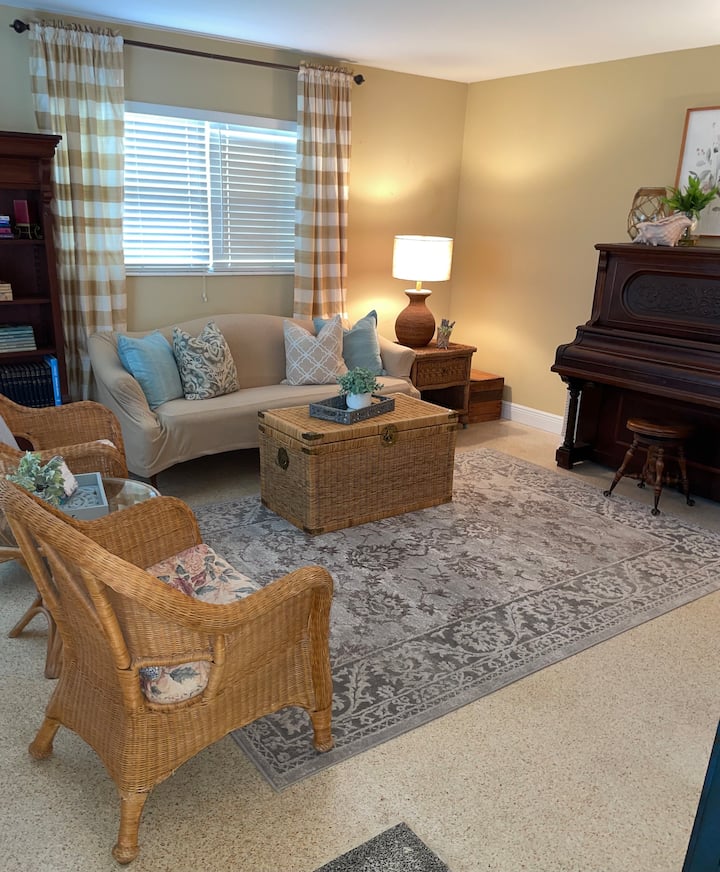 Cozy Retreat Near Beach Hospital - Melbourne, FL