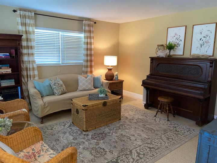 Cozy Retreat Near Beach - Melbourne, FL