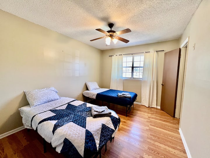 Worker’s Sunny Crashpad - Chickasaw State Park, Gallion
