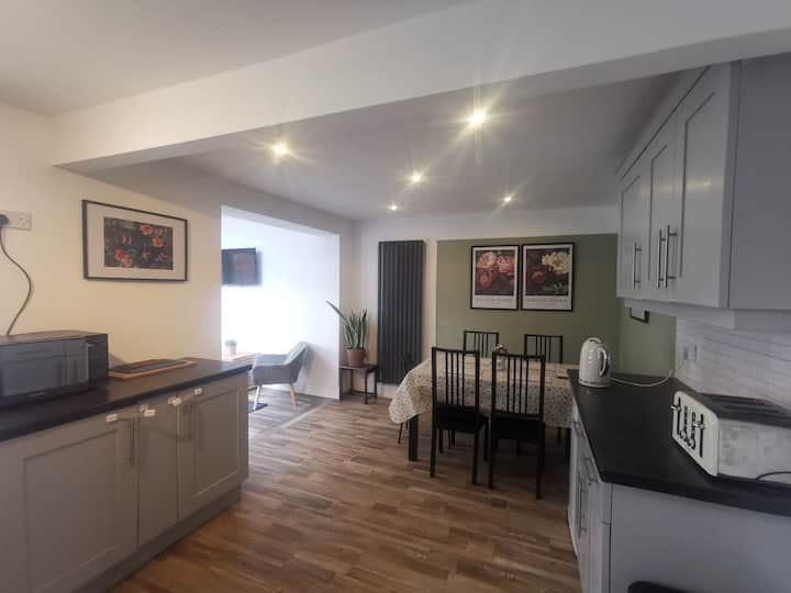 Castle Donington 4 Bedrooms House- Free Parking - Loughborough