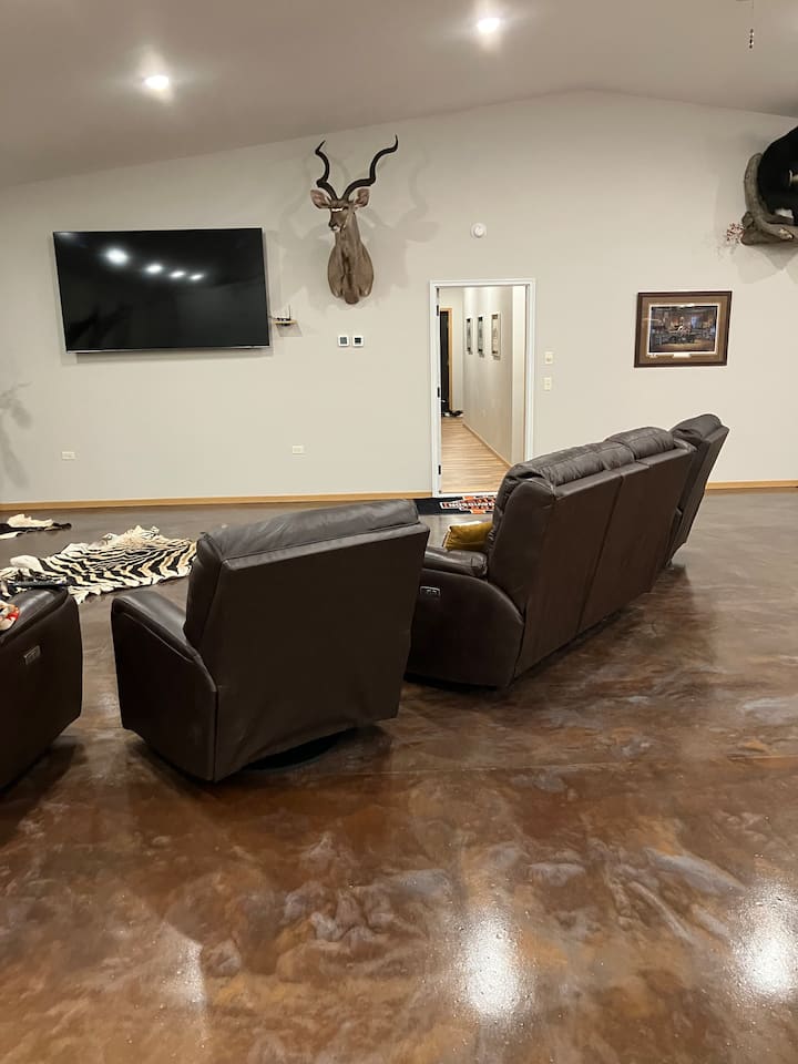 “Headquarters” Lodge - Lake Oahe
