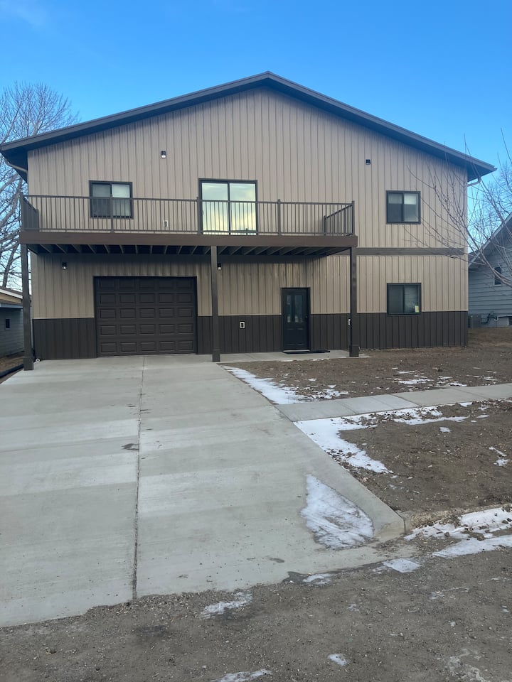 “Headquarters” Lodge - Lake Oahe