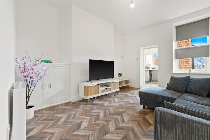 Modern 2 Bedroom Flat In Woolton Village - Speke - Liverpool