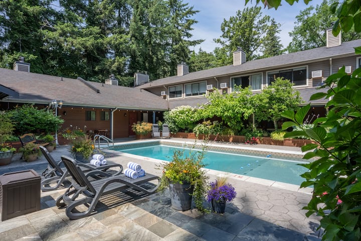 Sunshine Signature Two Queen Room A - Gibsons