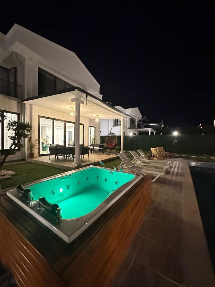 Bağdat Caddesi’nde ÇOk ŞıK, Isıtmalı Havuzlu Villa - Kocaeli