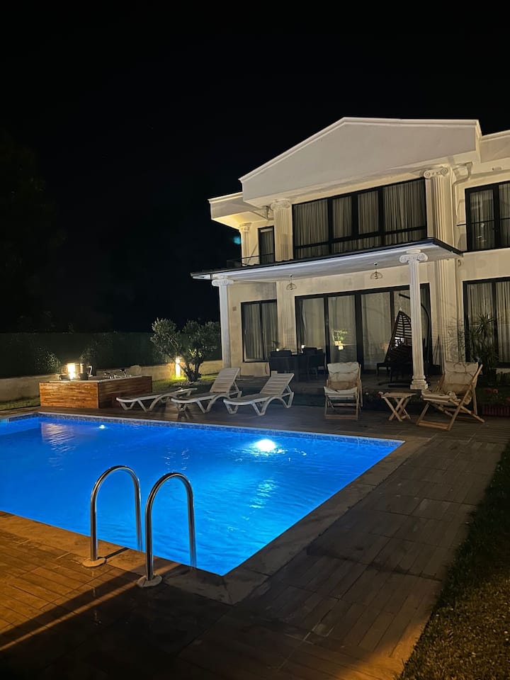 Bağdat Caddesi’nde ÇOk ŞıK, Isıtmalı Havuzlu Villa - Сапанджа