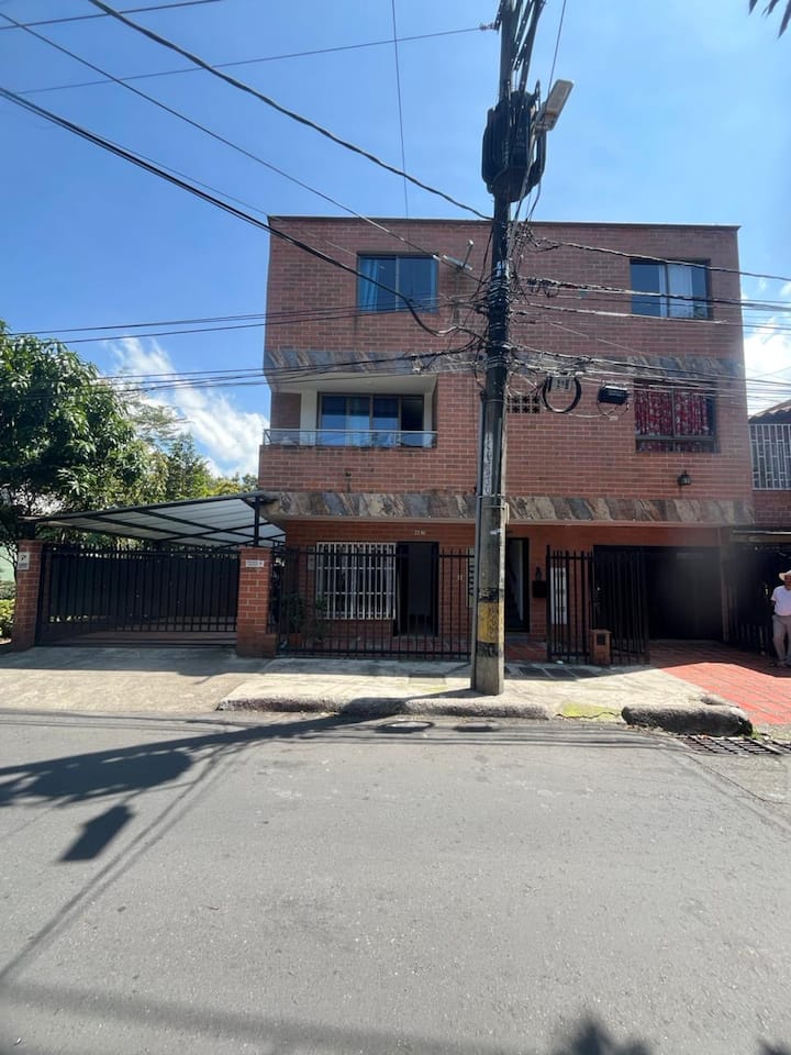 Cómoda Casa Para 18 Personas - Medellín