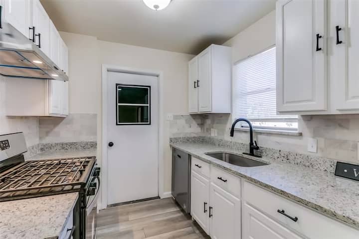 Pet Friendly Homeaway Euless North! - Euless, TX
