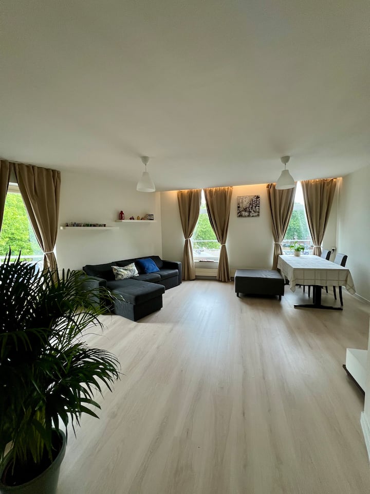 Bright And Well-connected Flat! - Zuid-Holland