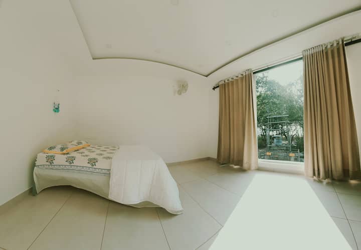 Eagles Nest: Large Room With Pineforest+beach View - Kodungallur