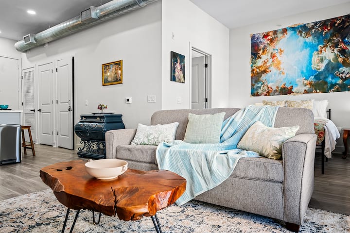 The Victorian Rose | 2 Bed Studio | Prime Location - Midway Hollow - Dallas