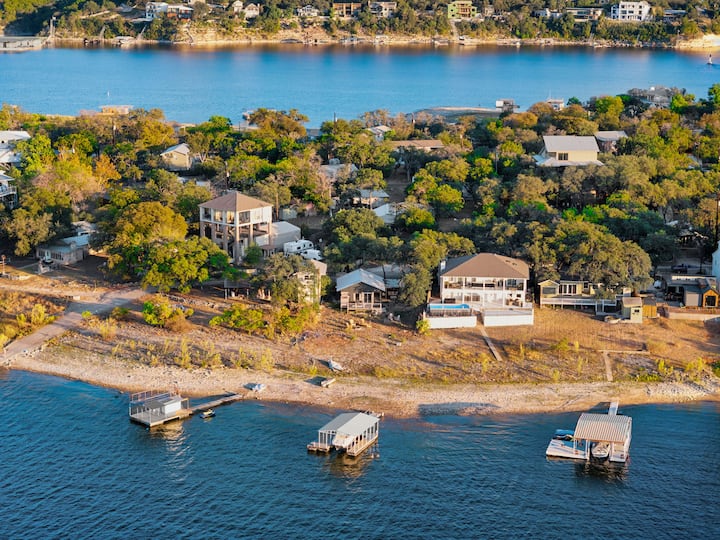 Lakefront Sunsets | Family Getaway | Fire Pit - Lakeway, TX