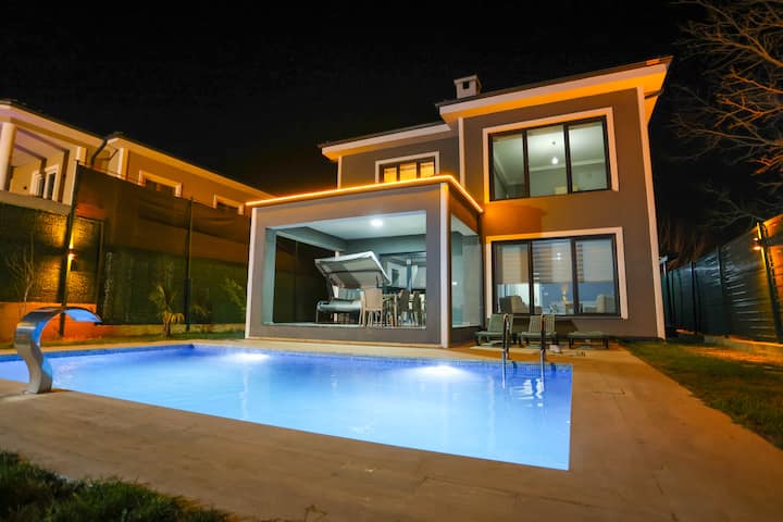 Seçkin Villa Sıcak Havuz 4+1 Korunaklı - Sapanca