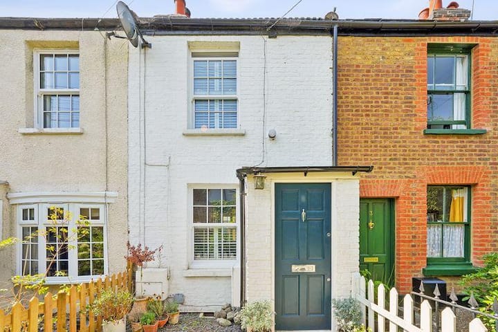 Cosy Surrey Cottage - Epsom