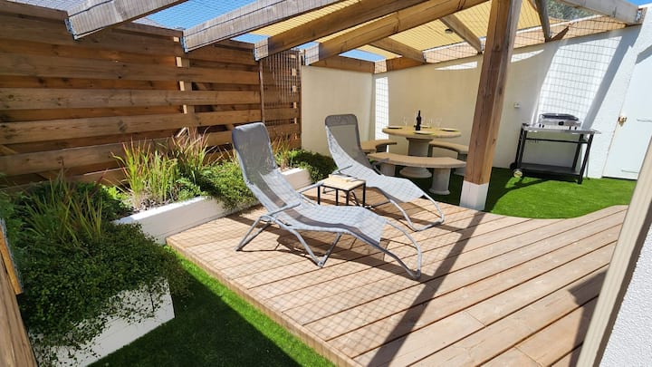 Jolie Maisonnette Avec Terrasse Paysagée - Charron