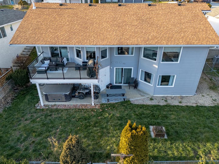 The Sunset! 5 Bedroom House With Hot Tub & Views - West Kelowna