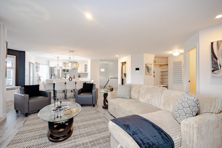 The Sunset! 5 Bedroom House With Hot Tub & Views - Peachland