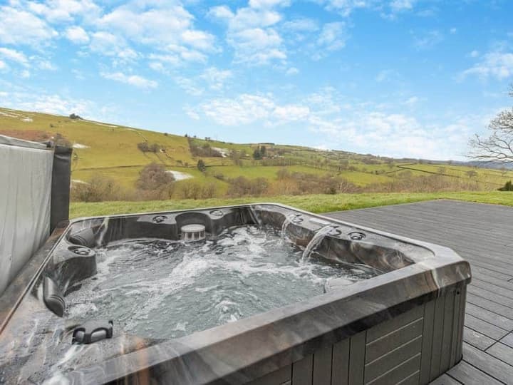 Root Lodge | Cosy Escape With Private Hot Tub - North Wales