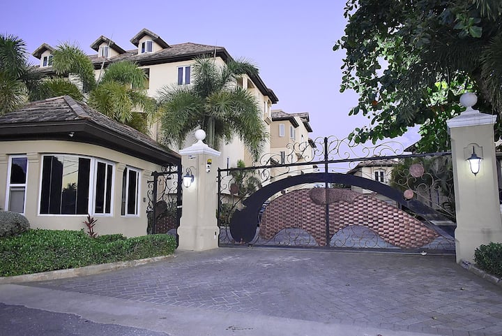 Cozy-chic Getaway | 5 Mins To Devon House - Kingston (Jamaica)