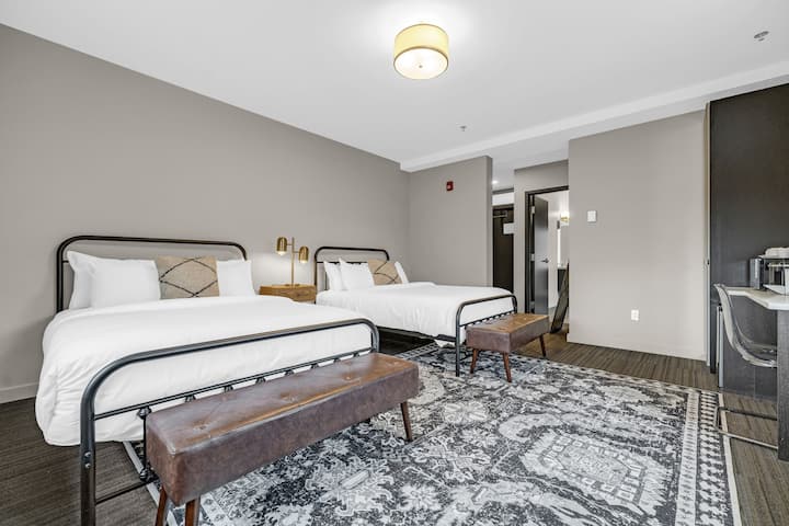 The British Hotel -The Sir Charles Tupper Suite - Kanata