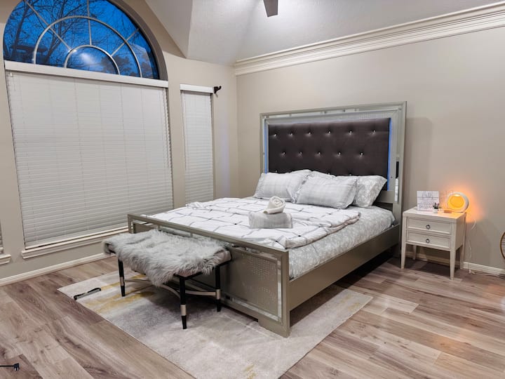 Ample Master. King Bed (Private) - Richmond, TX