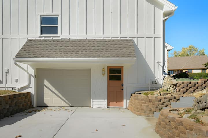 Sleep 4! Pets Welcome 2 King Beds Spacious Walkout - Belton, MO